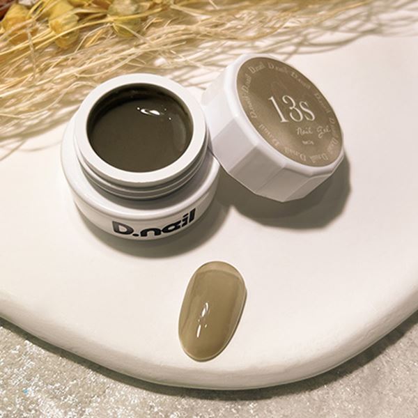 商品到着後レビューを書いて次回使える200円OFFクーポンGET13S　グレージュおしゃれなシロップカラーシリーズワンカラーはもちろん、ニュアンスアートに最適なジェルです。「D．nailシャーベットマグジェル」シリーズの近いお色味と重ねて塗...