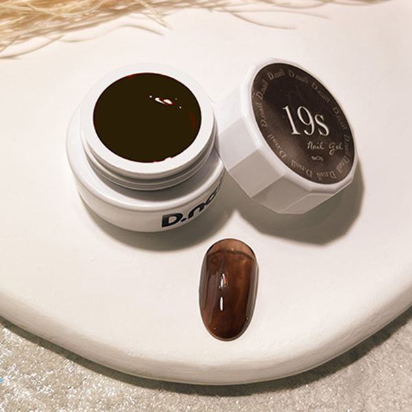 商品到着後レビューを書いて次回使える200円OFFクーポンGET19S　チョコレートおしゃれなシロップカラーシリーズワンカラーはもちろん、ニュアンスアートに最適なジェルです。「D．nailシャーベットマグジェル」シリーズの近いお色味と重ねて...