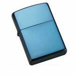 ギフト対応 宝石のような鮮やかなブルーなZIPPO。PVD加工で硬度硬く、耐摩耗性に優れている。 品番：サファイア これに画像（デジカメの写真）を彫刻します。 写真は出来る限りフラッシュは焚かないようにした方が顔の表情が豊かになります。 例...