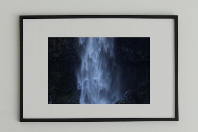 当作品は、GALLERYPHOTOGRAPHSの所蔵品となります。 【サーティフィケイトについて】 サーティフィケイトは販売確認後、作家に連絡し署名頂いたものをお付けします。 【額縁サイズ】 高さ：外寸70cm 幅　：外寸50cm 厚さ：3...