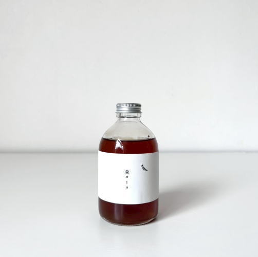 森とコーヒー。 森コーラ ～ 大人のボタニカルクラフトコーラシロップ ～ 瓶詰め 290g とっておきの「心のエナジードリンク」、森とコーヒーオリジナルのクラフト コーラです。福岡県糸島産のイキイキとした生姜と、佐賀県唐津産のみずみず しい...