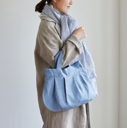 fog linen work(フォグリネンワーク)SUSAN BAG(スーザン　バック) ころんとしたフォルムが可愛いアンヌラウンドバックが、よりデイリーに使って頂きやすい一回り小さいサイズにリニューアル。タックがあるので収納力は十分。鍵や...