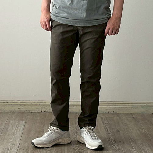 JAMES & CO.(ジェームスアンドコー) CLIMING PANTS クライミングパンツ 抜群の快適素材とシンプルで美しいシルエット。 きれいなコーディネートにも自信をもっておススメできる 細身でシンプルなクライミングパンツ。 モデル...