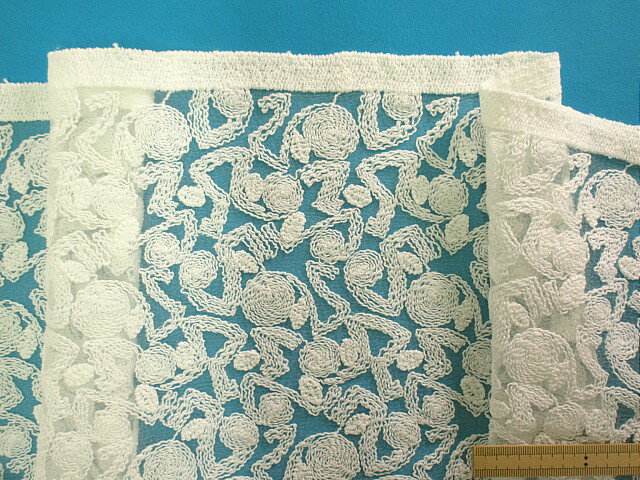 オーガンジー：ポリエステル　刺繍：綿 約80cm幅　2mカット （表示サイズでカット済みです） 多少の難が有る場合がございます。