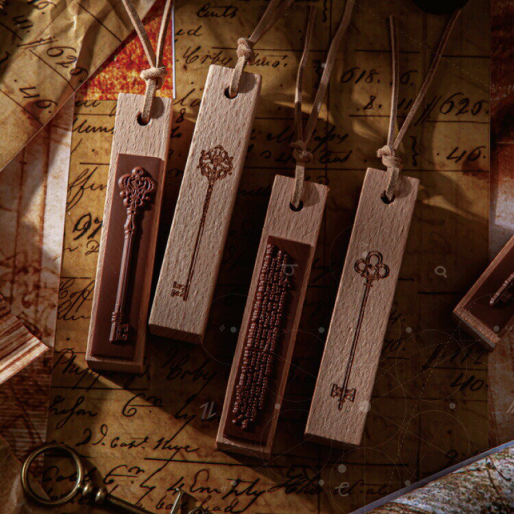 鍵柄 木製スタンプ 8in1 いろいろな場所に使いやすい、細長サイズのスタンプセット アリスの世界に出てきそうな、 レトロなカギのデザインがアンティーク感を出してくれます 【商品使用】 スタンプサイズ：幅2cm×長さ10cm 重さ（1個あた...