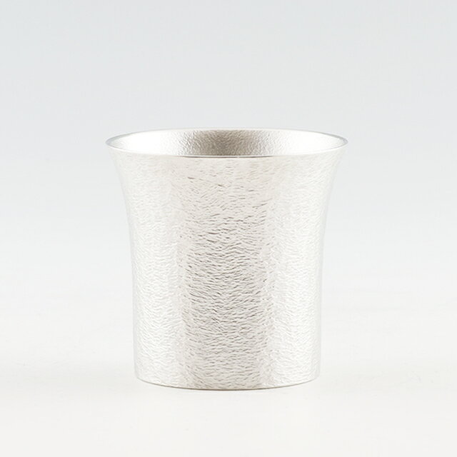 商品詳細 ■商品番号 194463 ■商品種別 薩摩錫器 ■内容量 8φ×8H×250ml ■錫器のお手入れ方法 ・ご使用後は、やわらかいスポンジなどを用いて食器用洗剤で洗ってください。 ・沢が鈍ったときには、半練りの歯磨き粉を水でとき、柔...