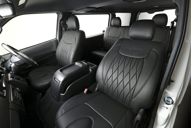車種：ハイエース　適合型式：TRH/KDH200系・GDH211K　※S-GL専用（DARK PRIME 対応）ルーズな着座姿勢を矯正する、プレミアム感あふれるシートカバー!フラットな座面形状が特徴的なハイエースの純正シート。かし、乗降性を...
