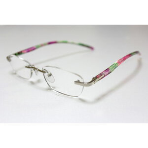 【仕様】 ●3．0度 ●製品サイズ：幅130×奥145×高29mm ●PC／ステンレス／白銅 ●眼鏡レンズの屈折により視力を矯正し、手元の文字を見えやすくします。 原産国：中国 【商品特長】 ●女性っぽさが際立つデザインシニアグラス。リムレ...