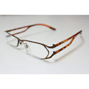 【仕様】 ●3．0度 ●製品サイズ：幅130×奥145×高29mm ●PC／ステンレス／白銅 ●眼鏡レンズの屈折により視力を矯正し、手元の文字を見えやすくします。 原産国：中国 【商品特長】 ●リムレンズデザインが個性的。テンプルもデリケー...