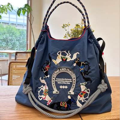 他にない鮮やかな刺繍が美しいストラップ付きトートバッグ。大容量で使い勝手も抜群なので、通勤や通学、お出かけなどさまざまなシーンで活躍してくれます。また、斜めがけや肩がけのスタイルも楽しめるので、自分らしさを演出するアイテムとしてもおすすめで...