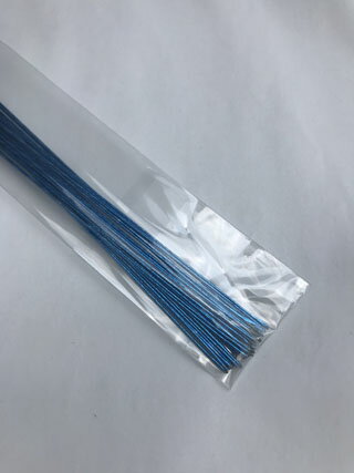 ブルーのカラーワイヤー24番線です。 長さ　72cm　・　1袋　約20本入りです。 ワイヤーをカラーテープで巻いています。 （金・銀・赤・緑はフイルム、それ以外は紙で巻いています。） 強くこすったりすると色が剥がれる場合があります。 全8色...
