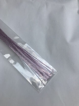 ピンクのカラーワイヤー28番線です。 長さ　72cm　・　1袋　約20本入りです。 ワイヤーをカラーテープで巻いています。 （金・銀・赤・緑はフイルム、それ以外は紙で巻いています。） 強くこすったりすると色が剥がれる場合があります。 全9色...