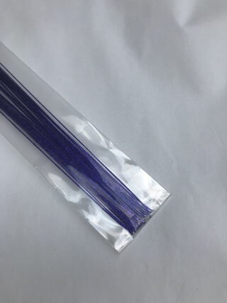 紫のカラーワイヤー28番線です。 長さ　72cm　・　1袋　約20本入りです。 ワイヤーをカラーテープで巻いています。 （金・銀・赤・緑はフイルム、それ以外は紙で巻いています。） 強くこすったりすると色が剥がれる場合があります。 全9色あり...