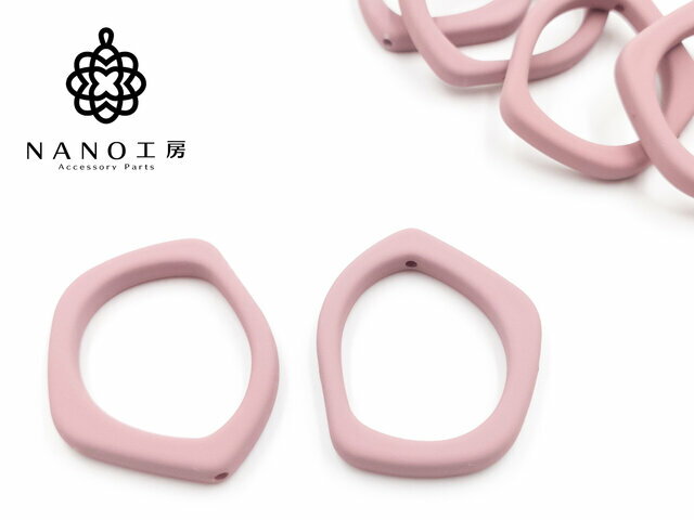 画像のように、とがった上部の穴のみ貫通しています。ご注意ください。(*^-^*)ファー、タッセル、パール、ビーズ等　色んな組み合わせが楽しめます♪ 内容量→8個 サイズ→縦約36mm、横約30mm、線径約3~6mm 素材→ アクリル 色→ピ...