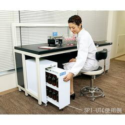 　薬品保管ユニット（UT-Lab.・キャスター付き） 251×500×652mm スチール製 (1台)。ちょっとした移動に便利なキャスター付きです。実験台下（H655mm以上）に収納することができます。キャスター付きで必要な薬品を手近な場所...