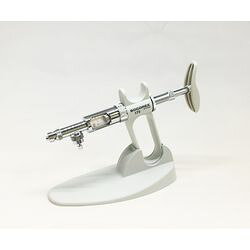 　ソコレックスSH SH173 クラシック 連続分注器 2mL (1個)。吸入して溶液をピストンで押し出す構造の為、粘度の高い溶液にも対応可能です。高精度なSUS430製ピストンとバレルにより、スムーズなピストン動作と高い気密性があります。...