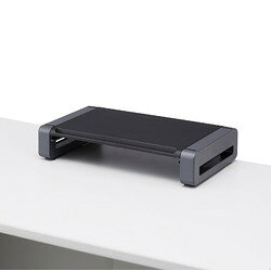 机上の空間を有効活用。液晶モニタ下または、前部に置いて、空間を有効活用できます。使わない時のキーボードの収納に最適です。天板前方にはタブレットやスマホを立て掛けられるスリットがあります。天板の耐荷重は15kgです。脚部には滑り止めゴム脚付き...