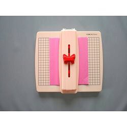文具 ＞ ライフスタイル ＞ スタイル文具。お花紙をジャバラに折る便利な折り機ですお花紙をジャバラに折る便利な折り機です。◆本体サイズ：幅280×奥行260×高さ70mm◆本体重量：約450g。本体色・柄：。本体重量：450g。サイズ：本体...