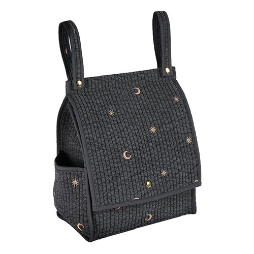 使いやすさとデザイン性を兼ね備えた吊り下げタイプのおむつストッカー。毎日のお世話にそっと寄り添い、ママの気分を上げるお洒落なデザイン。優しいカラーのヌビ生地と繊細な刺繍が可愛い。1枚ずつスッと取り出せ使いやすさとデザイン性を兼ね備えた吊り下...