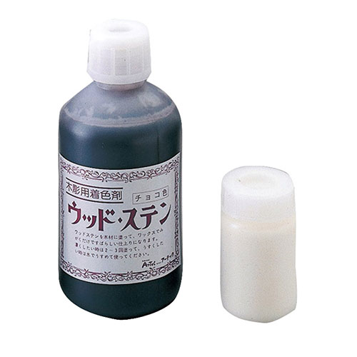 水溶性ですので、扱いが楽です。目止めなしでそのまま刷毛で塗ってください。濃くしたい時は2〜3回ぬり重ね、淡くする時は水でうすめます。そのまま塗って220×160mmの木彫版80〜100枚塗れます。 墨汁など他の色を混ぜると自分の好きな色も作...