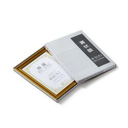 文具 ＞ 典礼用品 ＞ 額縁。樹脂製の賞状額縁なので軽くて丈夫です。金色のフレームに、上品なデザインを施しています。◆材質：表面材：PETシート、フレーム：PS◆本体サイズ：外寸：243×322mm◆収納寸法：194×273mm　◆箱入　◆...