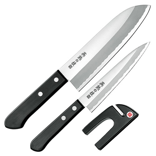 肉、魚、野菜などオールマイティに使える三徳包丁。 果物の皮むきや飾り切りなどに便利なペティナイフ。 切れ味をいつでも保てるミニ砥ぎ器。 刀身はさびにくく、お手入れのしやすいステンレス刃物鋼を採用。・肉、魚、野菜などオールマイティに使える三徳...