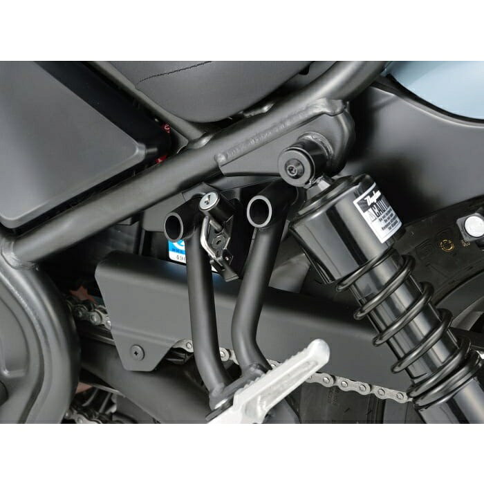 スマートに取り付けが可能な車種専用設計！純正ライクな見た目で、車両の雰囲気を崩しません。ボルトオンで取り付け可能 (左タンデムステップ部に取り付け) 。カギは2本付属。【注意備考】※駐車中のヘルメットの盗難を抑止する商品です。ホルダーにヘル...
