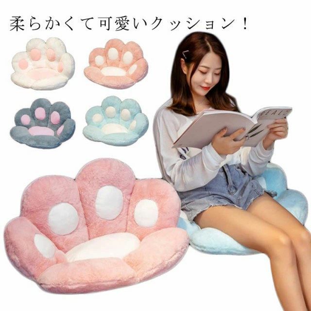 柔らかくて可愛いクッション！ 猫の手の形をしたかわいい形 内側にはたっぷりの詰め物が入っており、快適でソフトな手触りです。 シートクッションとしてはもちろん、足を乗せてフロアマットとしても使える多機能です。 自宅でもオフィスでも使える、さま...