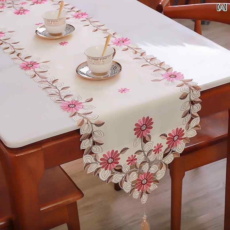 ・カテゴリ: テーブルランナー・スタイル: 北欧・素材: ポリエステル・柄: 花、草、葉・カラー展開: レッド、ライトピンク、花柄・サイズ: 約40×176cm・使用場所: リビング、屋外、ダイニング、商業施設