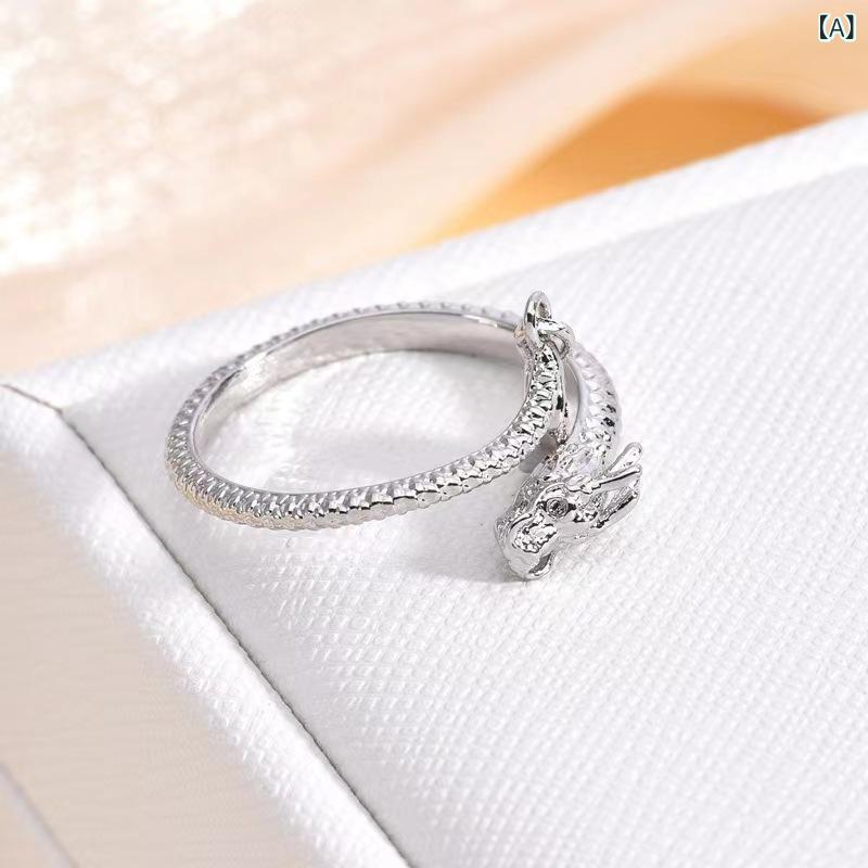 ・カテゴリ: リング・素材: 銅・: リーフ、U字、幾何学、文字・表面加工: メッキ・モチーフ: 龍・カラー展開: シルバー、KCゴールド・サイズ展開: フリーサイズ（調整可能）・流行要素: 稲妻、滝、太陽、月、流星、波、宇宙、水流、星、水...