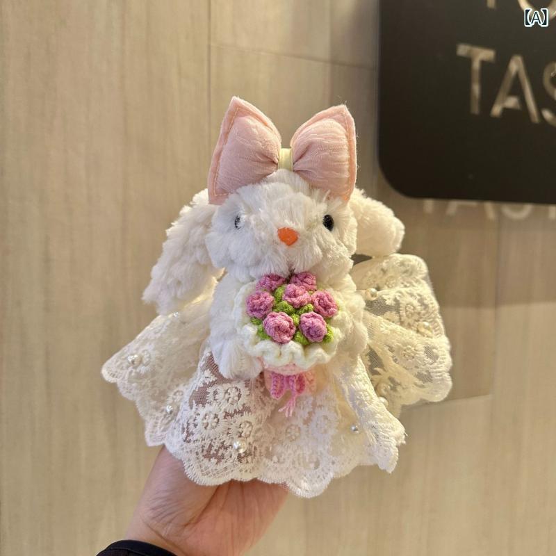 ・カテゴリ: バッグチャーム・スタイル: ファンシー・主な素材: ぬいぐるみ・デザイン: バニー、花柄ドレス・カラー展開: ピンクドレス、ブルードレス、グリーンドレス、イチゴ柄ドレス・モチーフ: 動物・工芸: 半業
