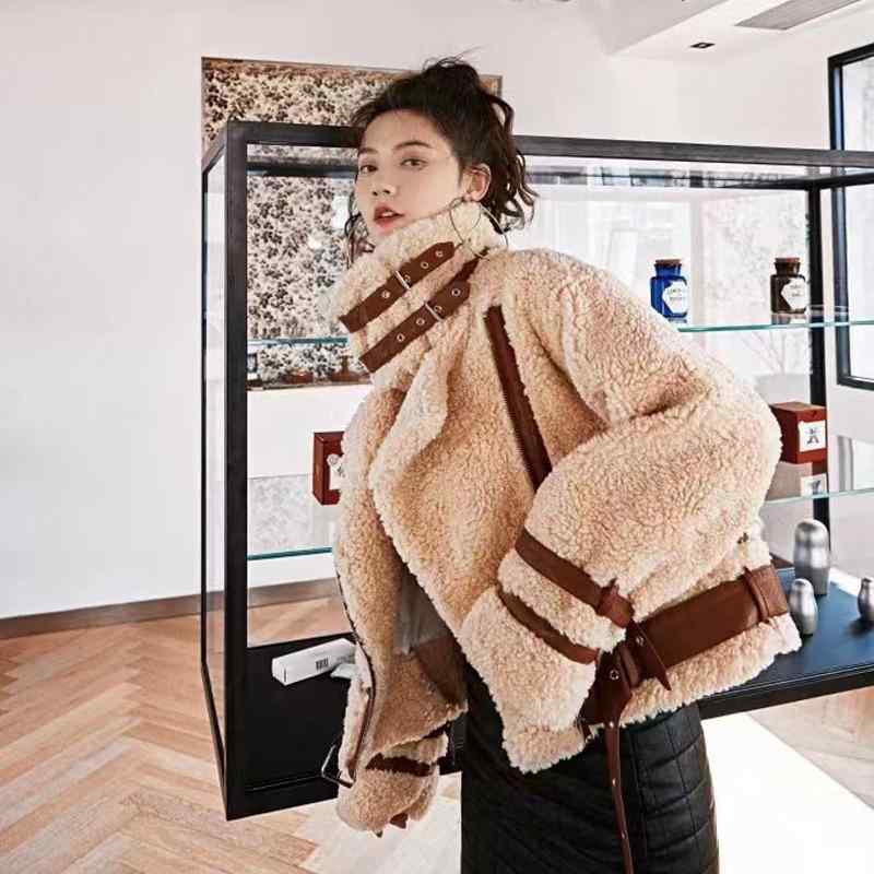・カテゴリ: レディースコート・主な素材: ポリエステル90%以上・厚さ: 中程度・シルエット: ルーズフィット・着丈: レギュラー丈・ネックライン: ショールカラー・袖丈: 長袖・袖タイプ: レギュラー・加工: 異素材切り替え・スタイル:...