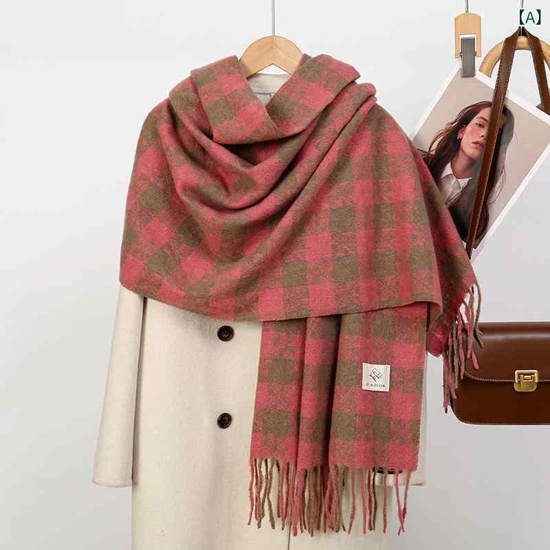 ・編み方: 経編み・機能: 保温・スタイル: 日韓風、フェミニン、キュート、ナチュラル、クリスマス風・カラー展開: ピンク、モノクロ、カーキ・サイズ: 約192cm x 65cm・主な素材: ポリエステル81%〜95%・素材感: タッチ