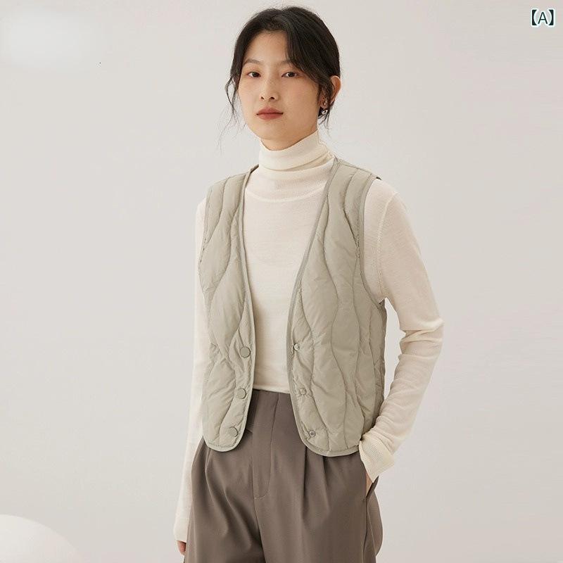 ・カテゴリ: ダウンベスト・スタイル: エレガントカジュアル・主な素材: ポリエステル95%以上・ネックライン: Vネック・前合わせ: シングルボタン・フィット: ルーズ・着丈: ミドル・厚さ: 薄手・中わた: ダックダウン86%〜90%、...