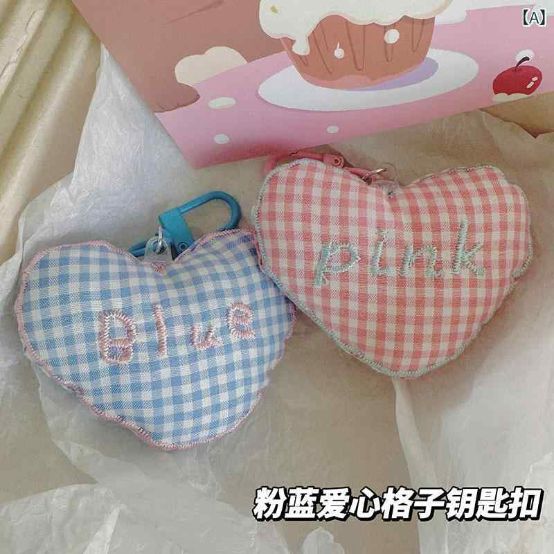 ・カテゴリ: キーホルダー・スタイル: キュート・主な素材: ボア・カラー展開: ピンク格子ハート、ブルー格子ハート