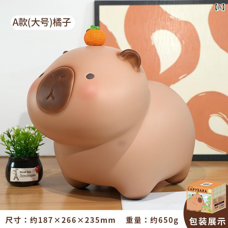 ・素材: PVC、ソフトビニール・モチーフ: カピバラ・スタイル: キャラクター・加工方法: 彩色塗装、樹脂加工・カラー展開: オレンジ、イエロー、グリーン、ピンク・サイズ展開: 大、小・展開: カピバラ（釣り、招福）、恐竜、犬、パンダ、アザラシ