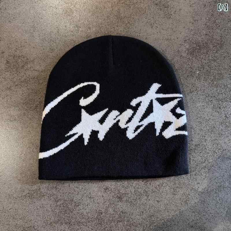 ・カテゴリ: ニット帽・: レタリング、数字・帽子の形: ハイクラウン・カラー展開: 黒白ロゴ、ホワイト、カフェベージュロゴ、グレー、黒灰ロゴ、黒赤ロゴ、カフェピンクロゴ・サイズ: M（54-59cm）・機能: 保温・主な素材: アクリル ...