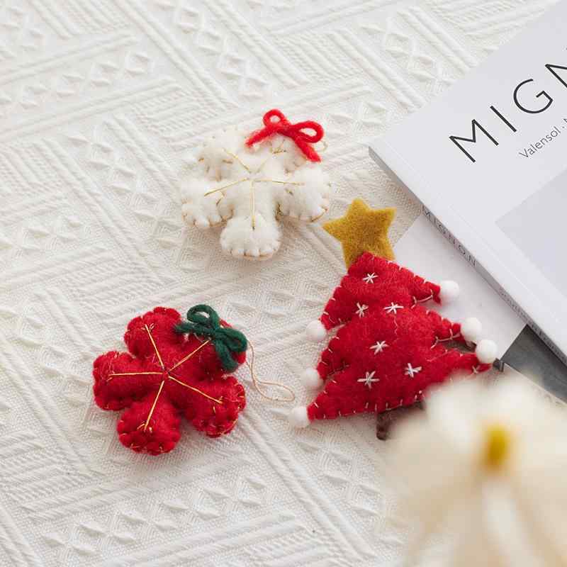 ・カラー展開: 赤い雪の結晶、白い雪の結晶、赤いクリスマスツリー、白いクリスマスツリー、赤い靴下、白い靴下・製法: 手作り・適用イベント: クリスマス・カテゴリ: ミニ羊毛フェルトクリスマスオーナメント