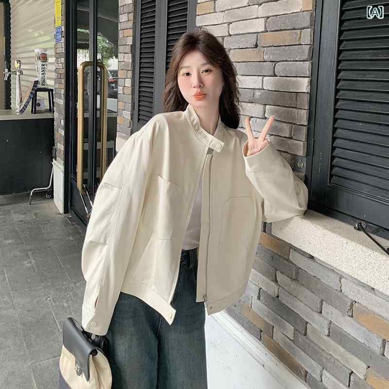 ・カテゴリ: アウター・スタイル: エレガントカジュアル、アーバン・主な素材: ポリエステル 95%以上・柄: 無地・ネックライン: スタンドカラー・袖丈: 長袖・着丈: ミドル丈・厚さ: 普通・フィット: レギュラー・袖タイプ: レギュラ...