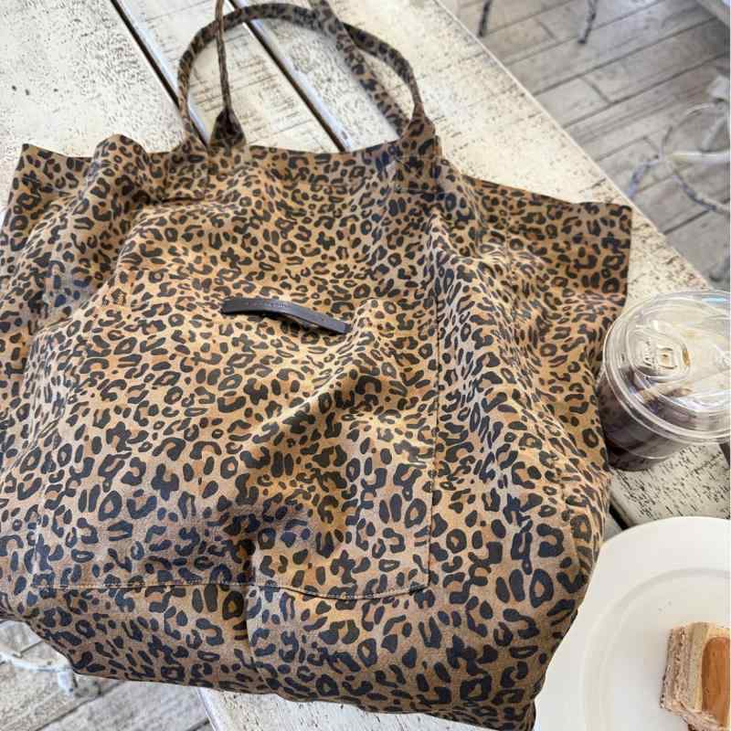 ・スタイル: ユニセックス・素材: 帆布・バッグスタイル: トートバッグ・サイズ: 大・柄: 豹柄・形状: 縦型スクエア・開閉方法: オープン・硬さ: ソフト・外ポケット: オープン・ショルダーストラップ: 2本・用途: デイリー