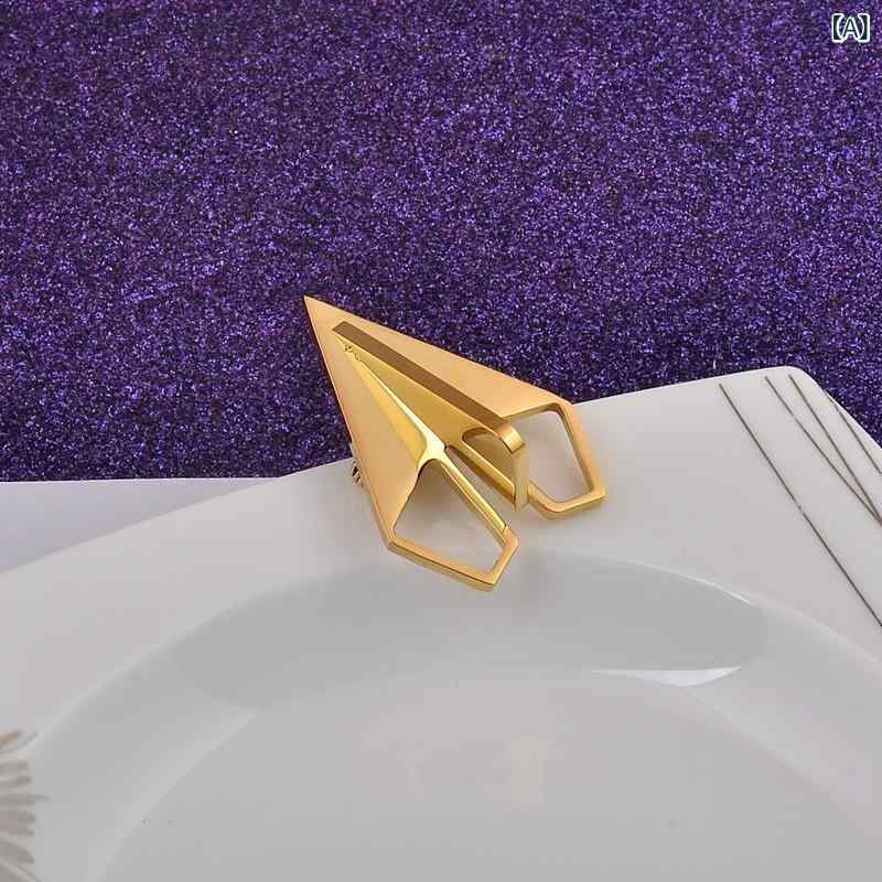 ・素材: ステンレス・カテゴリ: ブローチ・柄: 飛行機・加工: メッキ加工・カラー展開: ゴールド、スチール、ブラック・用途: 記念、装飾、ギフト・スタイル: 個性派・対象: ユニセックス