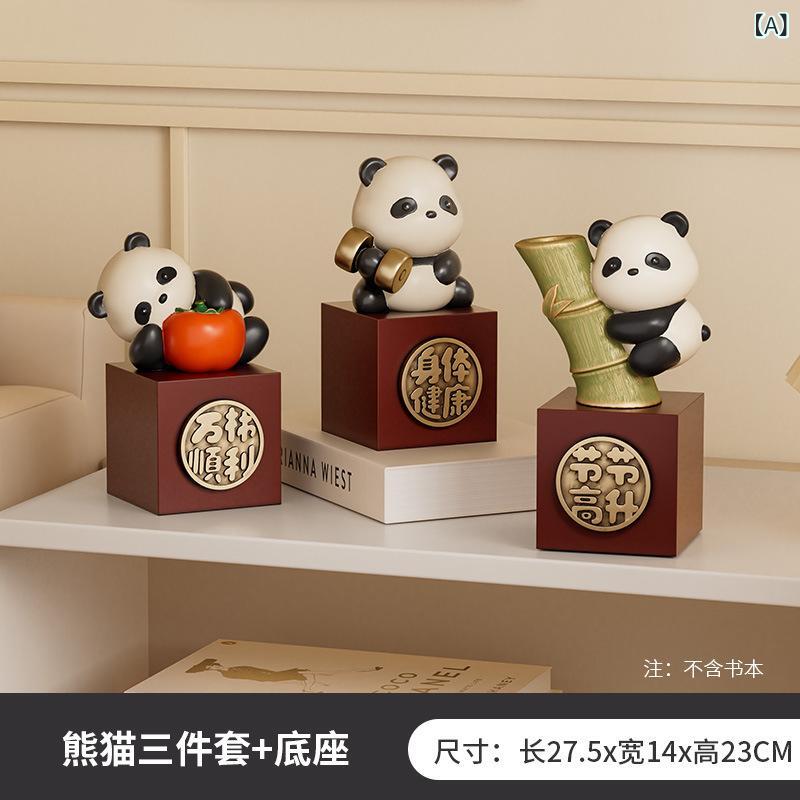 ・主な素材: 合成樹脂・カテゴリ: 樹脂工芸品・カラー展開: 癒しパンダ3体セット（台座付き）、癒しパンダ3体セット、抱き柿パンダ（台座なし）、抱き柿フィットネスパンダ（台座なし）、竹登りパンダ（台座なし）、抱き柿パンダ（木製台座）、フィッ...