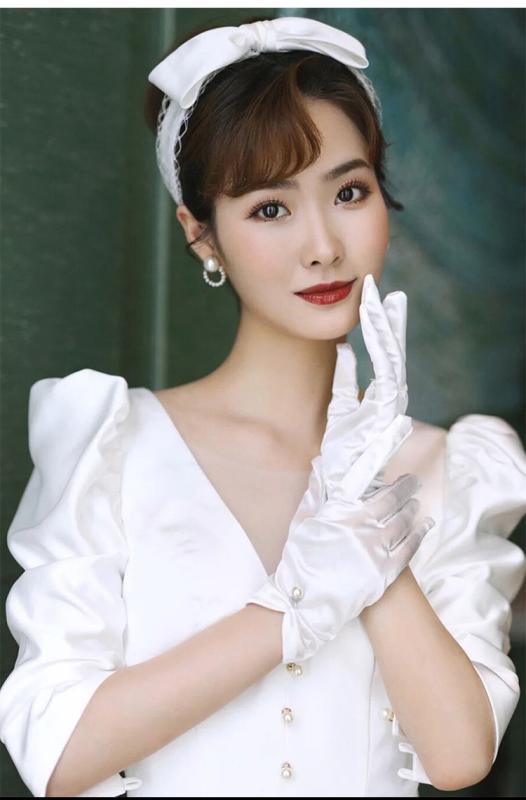 ・性別: 女性・機能: 装飾・カラー展開: ブラック、レッド、ホワイト・サイズ展開: フリーサイズ・素材: サテン