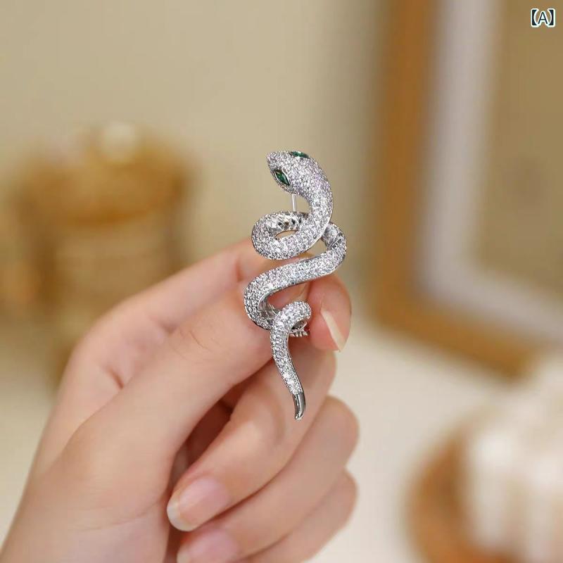 ・素材: 銅・スタイル: 本命年ヘビモチーフ高級ブローチ・: 干支、動物、花、葉、しずく型・加工技術: マイクロパヴェセッティング・カラー: シルバー・トレンド要素: ヘビ・機能: 記念、装飾、多機能、結婚式、調整、2WAY、ギフト、露出防...