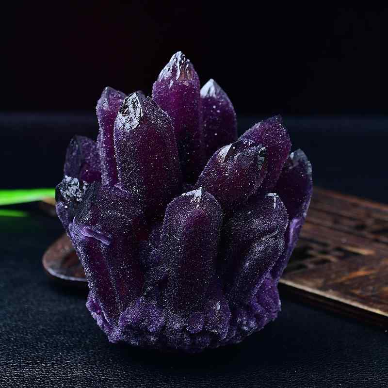 ・素材: アメジスト・カテゴリ: 幾何学的形状・重量展開: 約300g（台座付き）、約400g（台座付き）、約500g（台座付き）、約600g（台座付き）、約700g（台座付き）、約800g（台座付き）、約900g（台座付き）、約1000g...