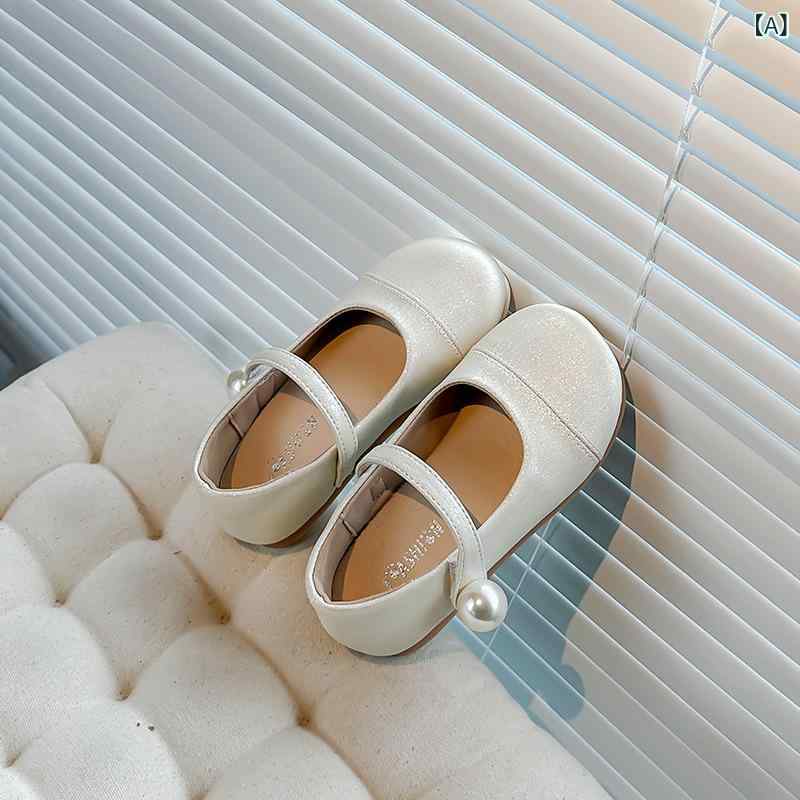 ・カラー展開: アプリコット、シルバー・サイズ展開: 14.3、14.8、15.3、15.6、16.2、16.8、17.5、18、18.5、19.3、19.8・対象年齢: 中童（7-12歳）、大童（13-16歳）・アッパー素材: PU・対象...