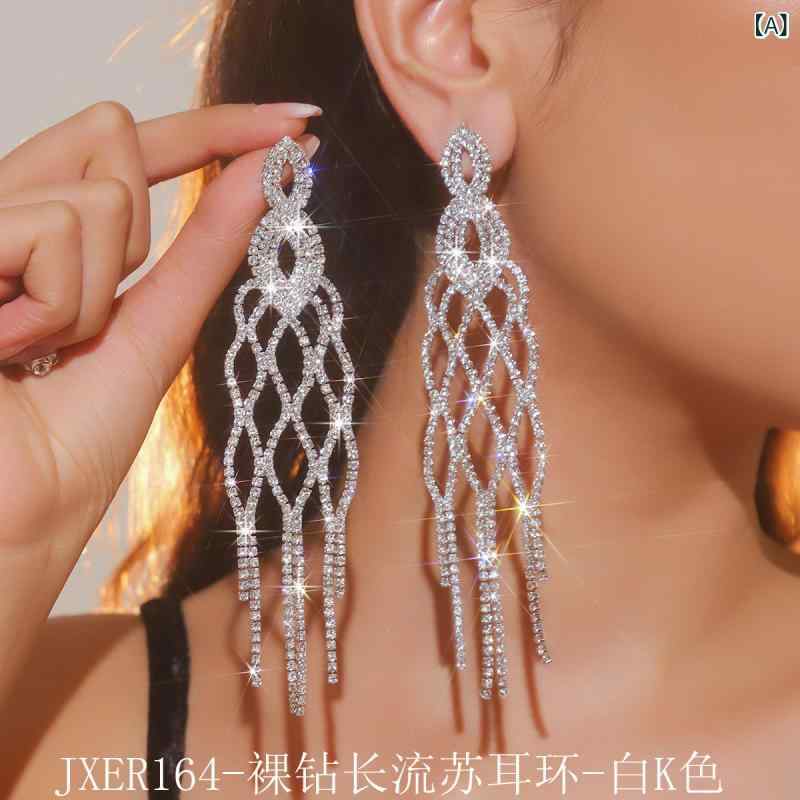 ・素材: ラインストーン・デザイン: 幾何学模様・加工方法: メッキ加工・カラー展開: ホワイトKカラー、ゴールド、シルバー・デザイン要素: 楕円、ライン・スタイル: 欧米・テイスト: きれいめカジュアル・カテゴリ: 耳飾り・対象: レディース