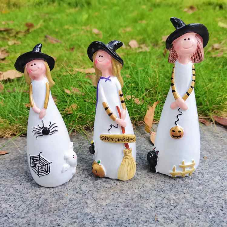 ・主な素材: 合成樹脂、プラスチック・カテゴリ: 樹脂工芸品・カラー展開: 魔女B（ほうき持ち）、魔女A（クモ持ち）、魔女C（カボチャ持ち）・用途: 引越し祝い、パーティー、季節の贈り物・贈る相手: クラスメート・スタイル: モダン、ミニマリスト