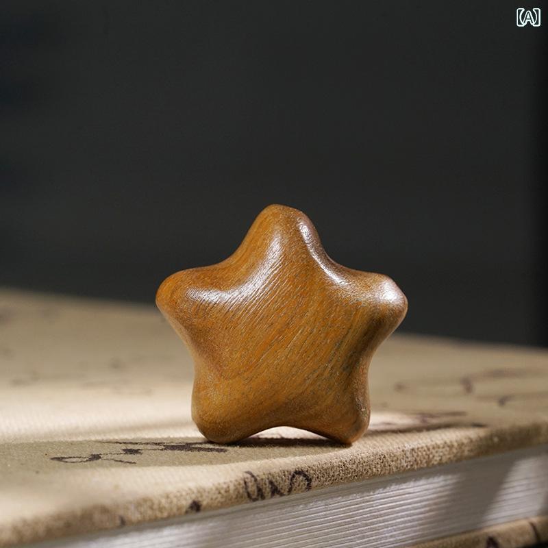 ・加工方法: 彫刻・素材: 木・カラー展開: 緑檀、黄金檀・スタイル: 自然、清新、甘め・種類: キーホルダー・柄: 五角星