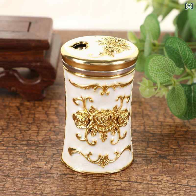 ・カテゴリ: 爪楊枝入れ・スタイル: 新中式・素材: プラスチック・サイズ: 高さ約8.2cm、幅約5.1cm・カラー・デザイン展開: 金白小蛮腰、銀白小蛮腰、金白紅花小蛮腰、金紅小蛮腰、金透明藍小蛮腰、金黒小蛮腰、銀浅藍金花小蛮腰、銀白蘭...